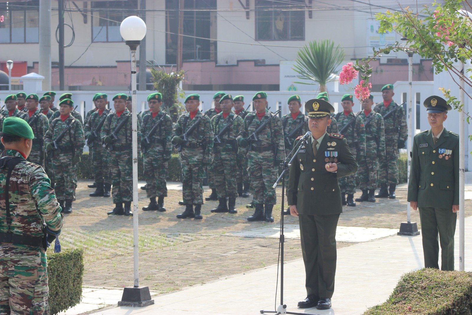 Di taman Makam Cihaseum, Dandim Letkol Inf. Suryanto Pimpin Ziarah Nasional HUT Ke-78 TNI ...